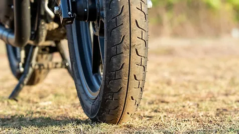 Royal Enfield Interceptor 650 Front Tyre Image - BikeWale