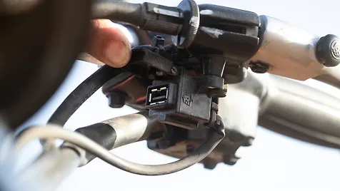 Royal Enfield Interceptor 650 USB Port Image - BikeWale