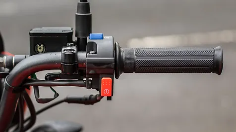 Hero Glamour Right Side Handelbar Throttle Grip Image - BikeWale