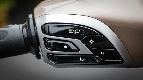 Bajaj Chetak Head Light On/Off Switch Image - BikeWale