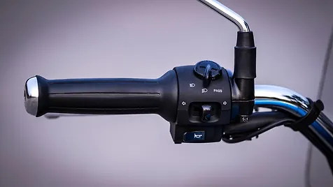 Royal Enfield Meteor 350 Left Side Handelbar Grip Image - BikeWale