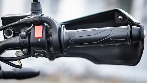 Yamaha FZ25 Right Side Handelbar Throttle Grip Image - BikeWale