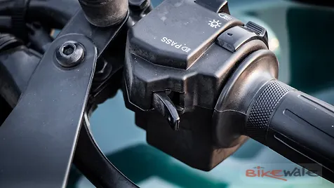 Yamaha FZ25 Left Side Handelbar Grip Image - BikeWale