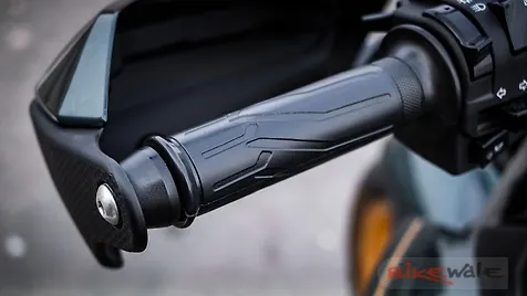 Yamaha FZ25 Left Side Handelbar Grip Image - BikeWale