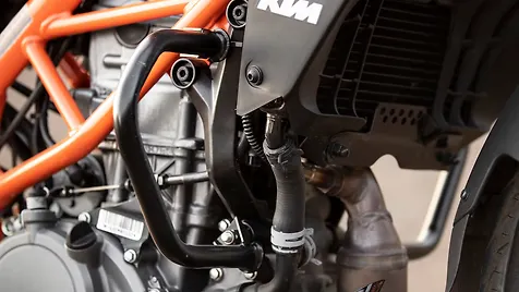 KTM 125 Duke [2021] Front Leg Guard Image - BikeWale