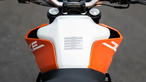 KTM 125 Duke [2021] Fuel Tank Image - BikeWale