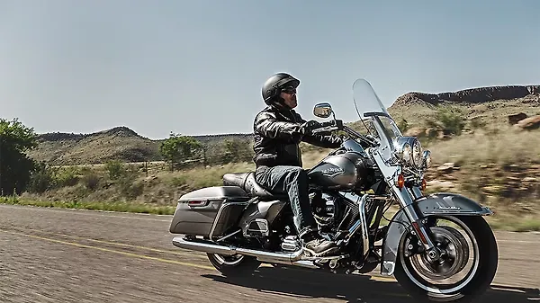 Harley-Davidson Road King First Look Review - BikeWale
