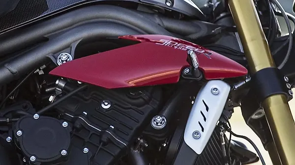 2016 Triumph Speed Triple Photo Gallery - BikeWale