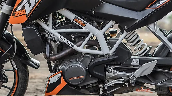 Benelli TNT 25 vs KTM Duke 200 vs Mahindra Mojo: Comparison Test - BikeWale