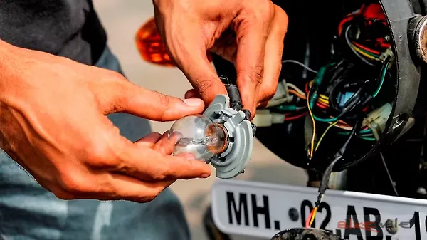 How to change the headlamp bulb of your motorcycle | Maintenance Tips ...
