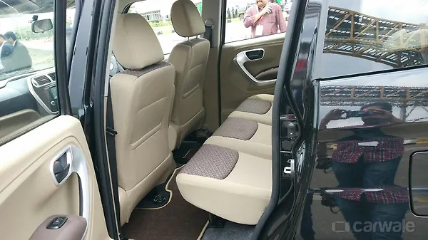 Mahindra TUV300 detailed photo gallery - CarWale