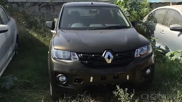 Renault Kwid makes it to dealership stockyards - CarWale