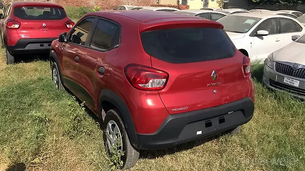 Renault Kwid makes it to dealership stockyards - CarWale