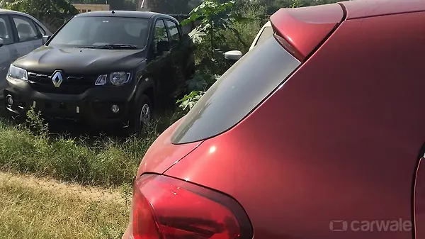 Renault Kwid makes it to dealership stockyards - CarWale