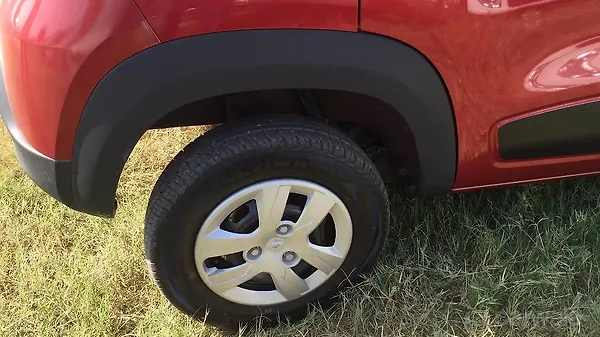 Renault Kwid makes it to dealership stockyards - CarWale