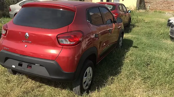 Renault Kwid makes it to dealership stockyards - CarWale