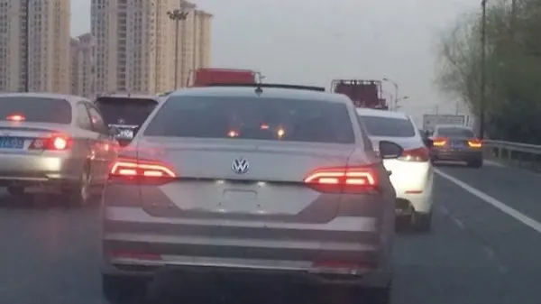 Volkswagen Phideon spotted on Chinese roads - CarWale