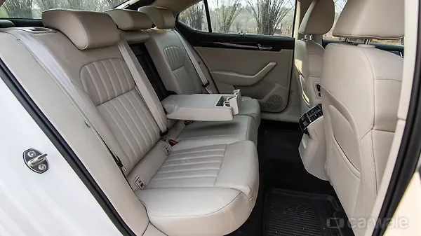 Discontinued Superb [2016-2020] L&K TDI AT on road Price | Skoda Superb ...