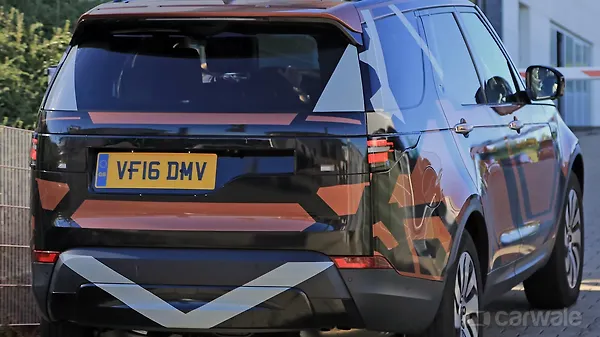 Next generation Land Rover Discovery spotted in Germany - CarWale