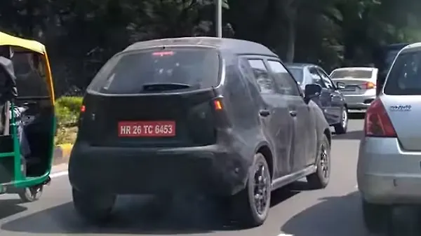 Maruti Ignis sporting black alloys spotted on test - CarWale