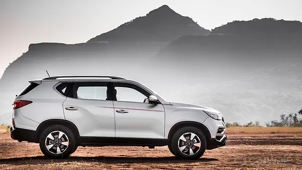 Mahindra Alturas G4 Price - Images, Colors & Reviews - CarWale
