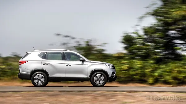 Mahindra Alturas G4 Price in India - Images, Mileage, Colours - CarWale
