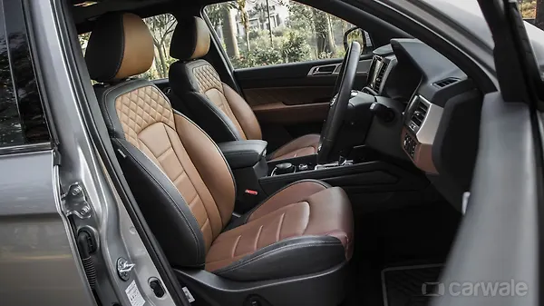 Top 6 interior highlights of the Mahindra Alturas G4 - CarWale