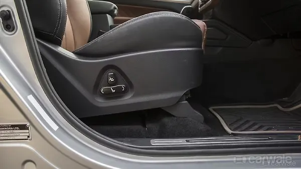 Top 6 interior highlights of the Mahindra Alturas G4 - CarWale