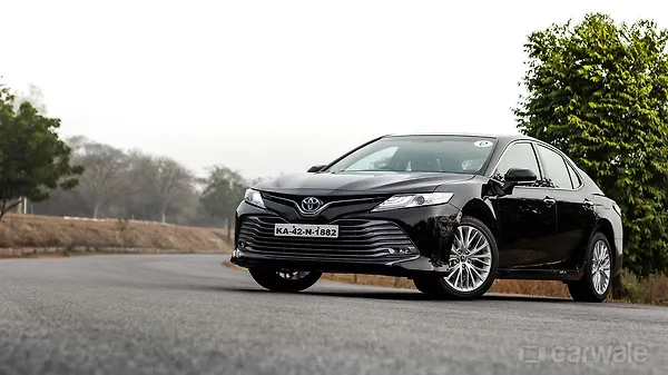 Toyota Camry Review: Pros and Cons - CarWale