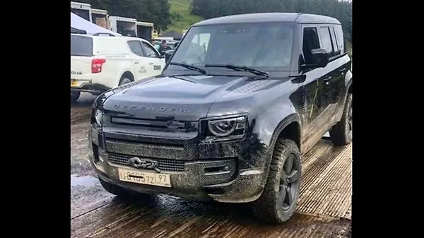 Next-gen Land Rover Defender spotted completely undisguised - CarWale