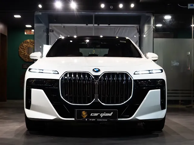 Used 2024 BMW i7 xDrive60 for sale in Noida at Rs.1,36,00,000 - CarWale