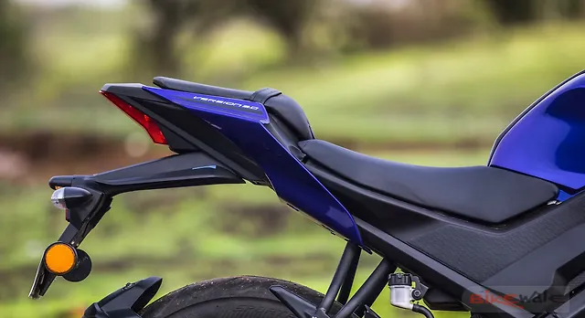 Yamaha YZF-R15 V3.0 First Ride Review - BikeWale