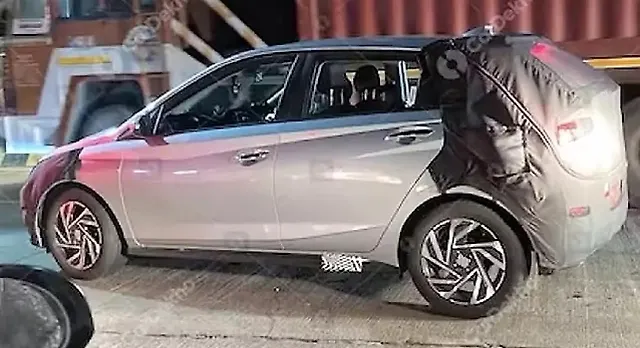 Hyundai i20 facelift spotted with new alloy wheels - CarWale