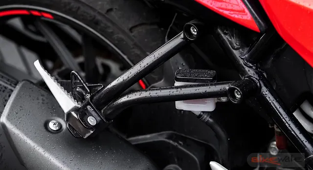 TVS Apache RTR 160 4V vs Hero Xtreme 160 R: Comparison Test Review ...