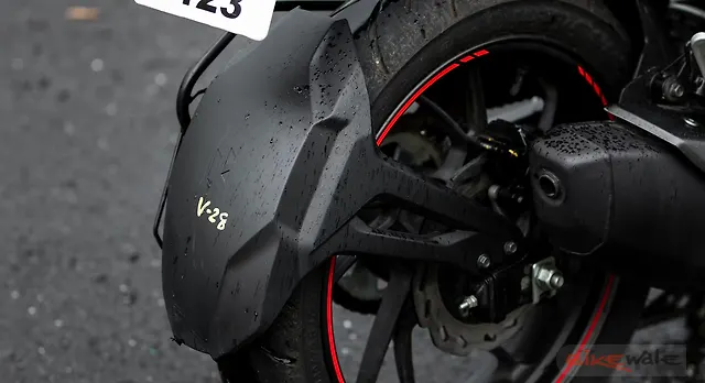 TVS Apache RTR 160 4V vs Hero Xtreme 160 R: Comparison Test Review ...