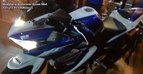 Special edition Yamaha R25 with Moto GP livery spied - BikeWale