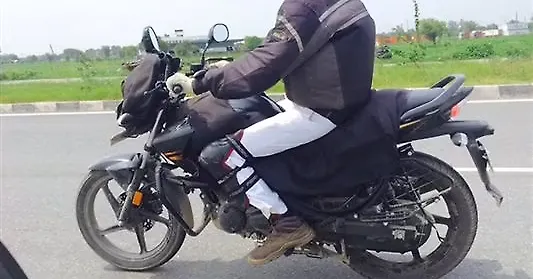 Hero Hunk facelift spotted testing for the first time - BikeWale