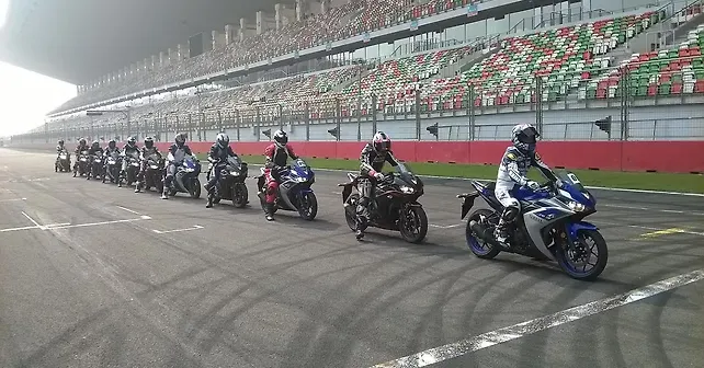 Lorenzo rides with Yamaha R3 owners at BIC - BikeWale