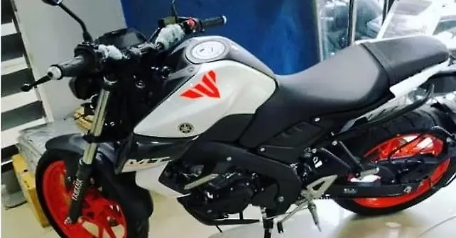Yamaha MT-15 offered in new paint schemes by dealers - BikeWale