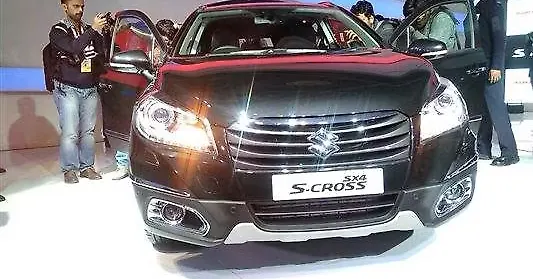 Maruti S-Cross SX4 interiors spied - CarWale
