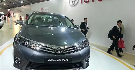 Toyota unveils the new-generation Corolla Altis at the Auto Expo - CarWale