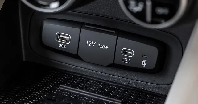 हुंडई वेन्यू [2022-2023] Charging Ports - कारवाले