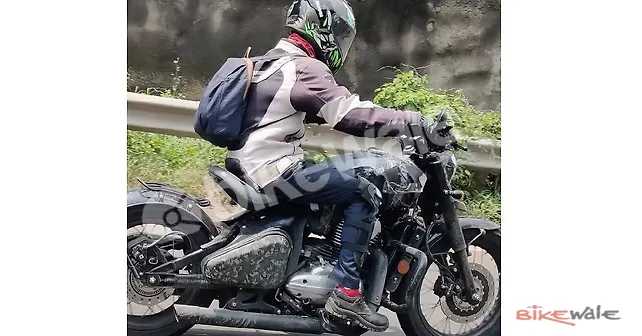 Jawa Perak 2.0 spotted testing in India! - BikeWale