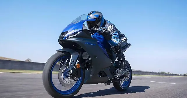 Yamaha R125 unveiled with new updates! - BikeWale