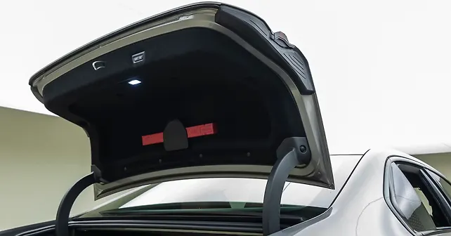 BMW i7 Bootspace - CarWale