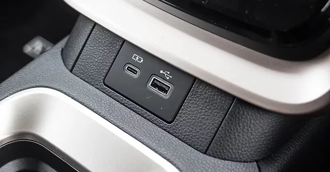 Maruti Invicto Charging Ports - CarWale