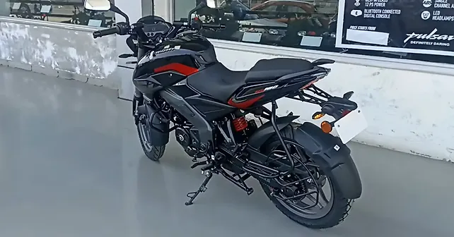 2025 Bajaj Pulsar NS160 Starts Reaching Dealerships - BikeWale