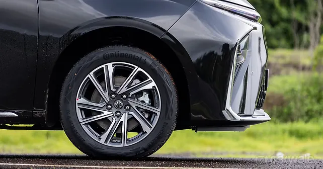 MG M9 EV Exterior Closeups - CarWale