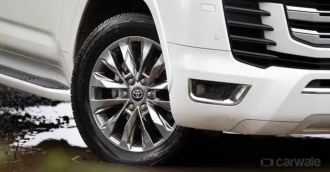 Toyota Land Cruiser Exterior Closeups - CarWale