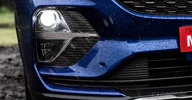 MG Hector Plus [2020-2023] Head Light And Tail Lights - CarWale